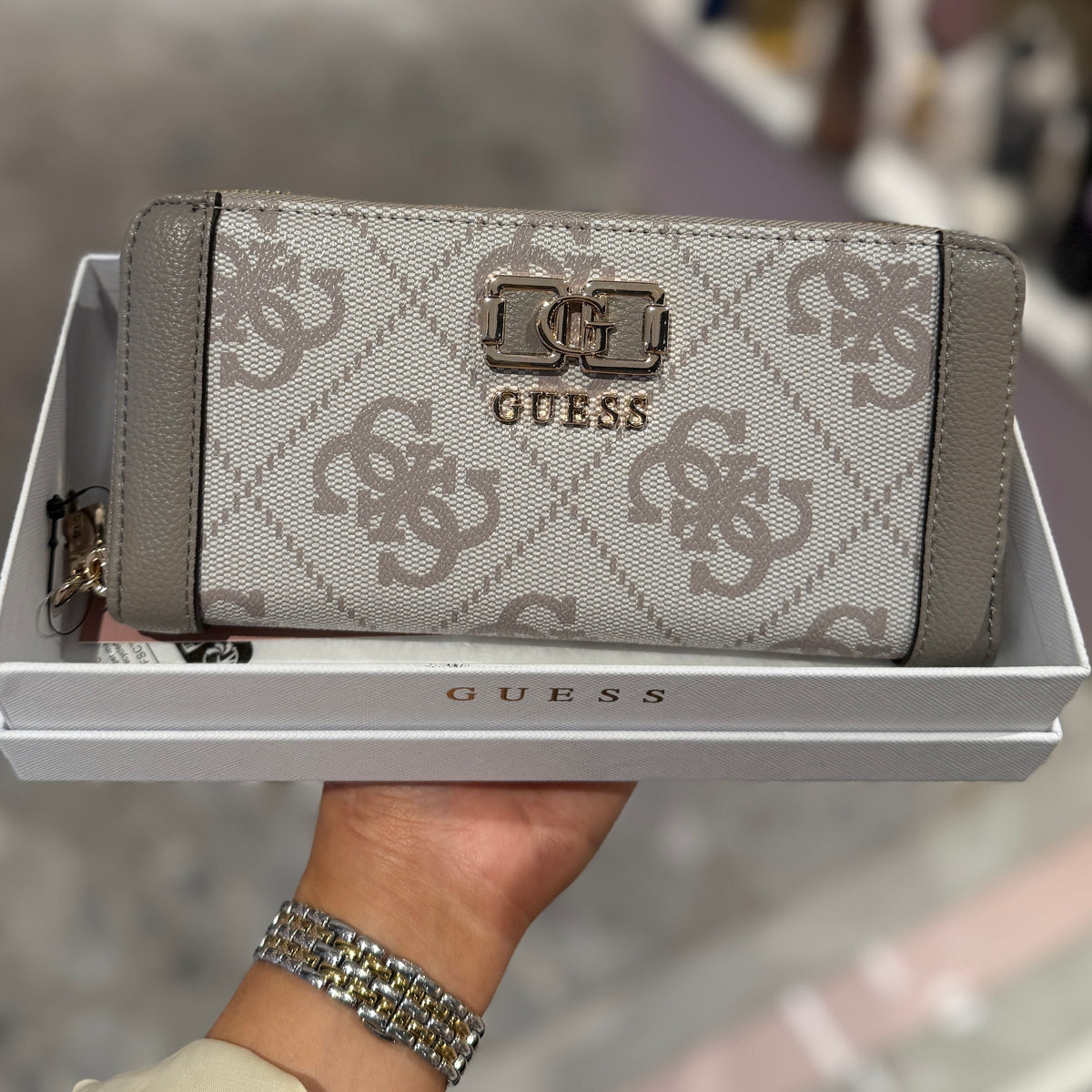 Guess (SS26) OS9901146 Large Zip Round Logo ‘Karnilla Logo SLG’Purse ...